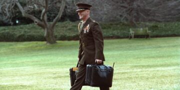 The short story of the “nuclear football”, the suitcase that never ...